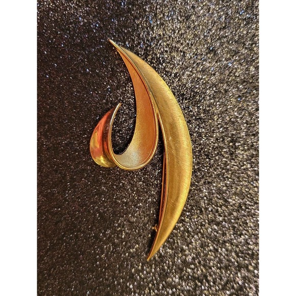 Trifari | Jewelry | Vintage Crown Trifari Pin Brooch Brushed Gold Tone ...